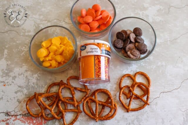 How to Make Chocolate Covered Pretzels for Fall