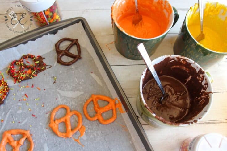 How to Make Chocolate Covered Pretzels for Fall