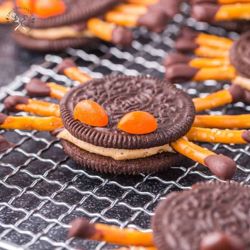 Easy Oreo Spiders Halloween Cookies